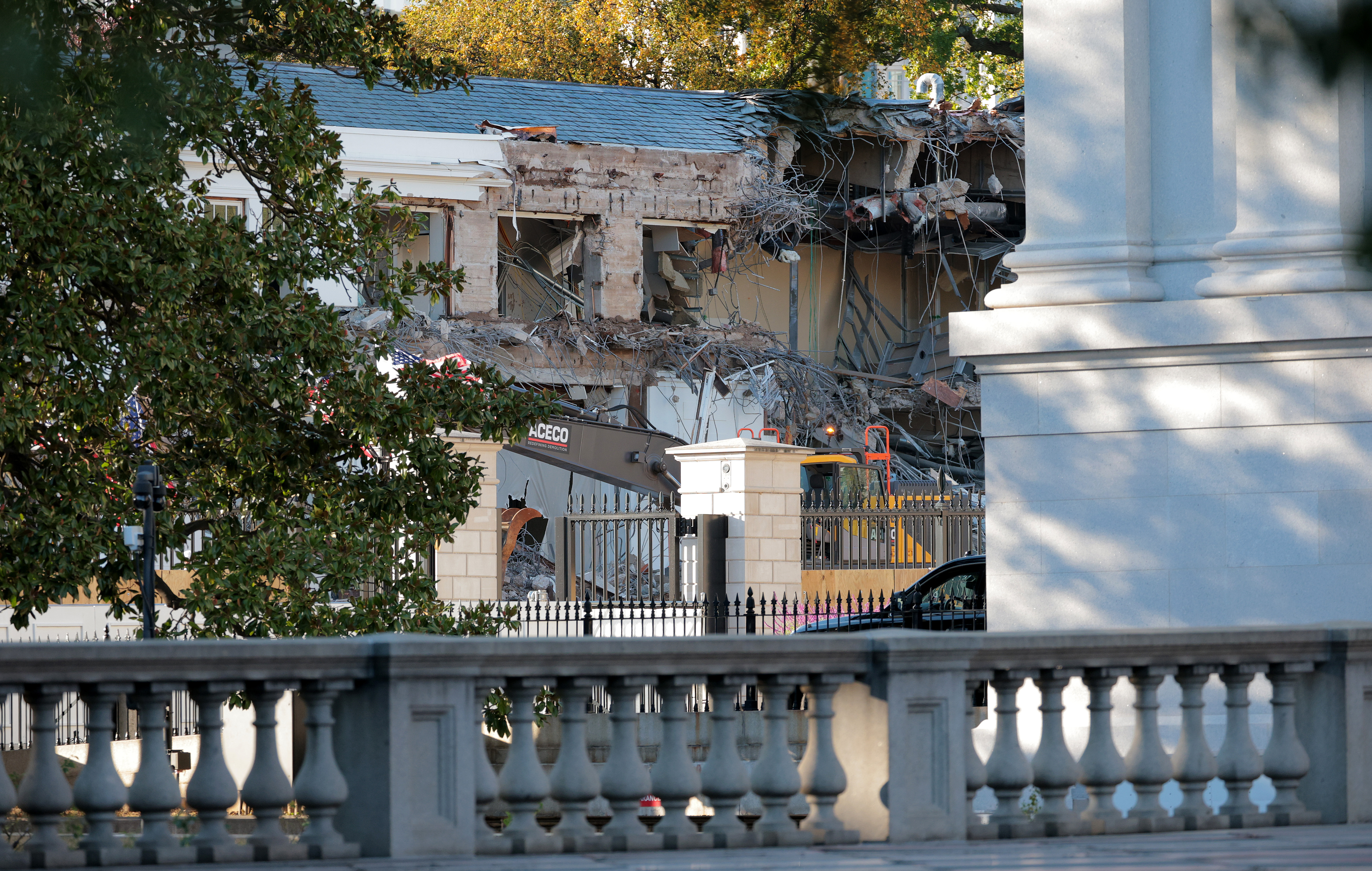 White House partially demolished to build Trump ballroom – NBC10 ...