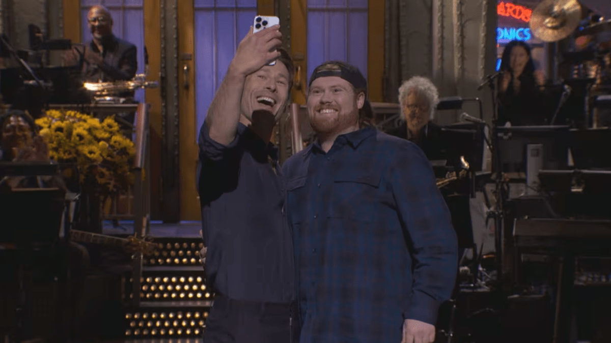 Glen Powell finally gets to host ‘SNL’ – NBC10 Philadelphia