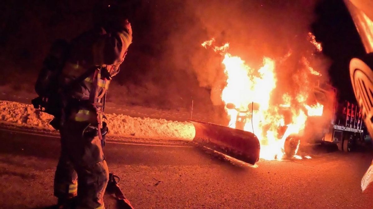 Fire crews extinguish snow plow truck fire on I-476 in Broomall – NBC10 ...