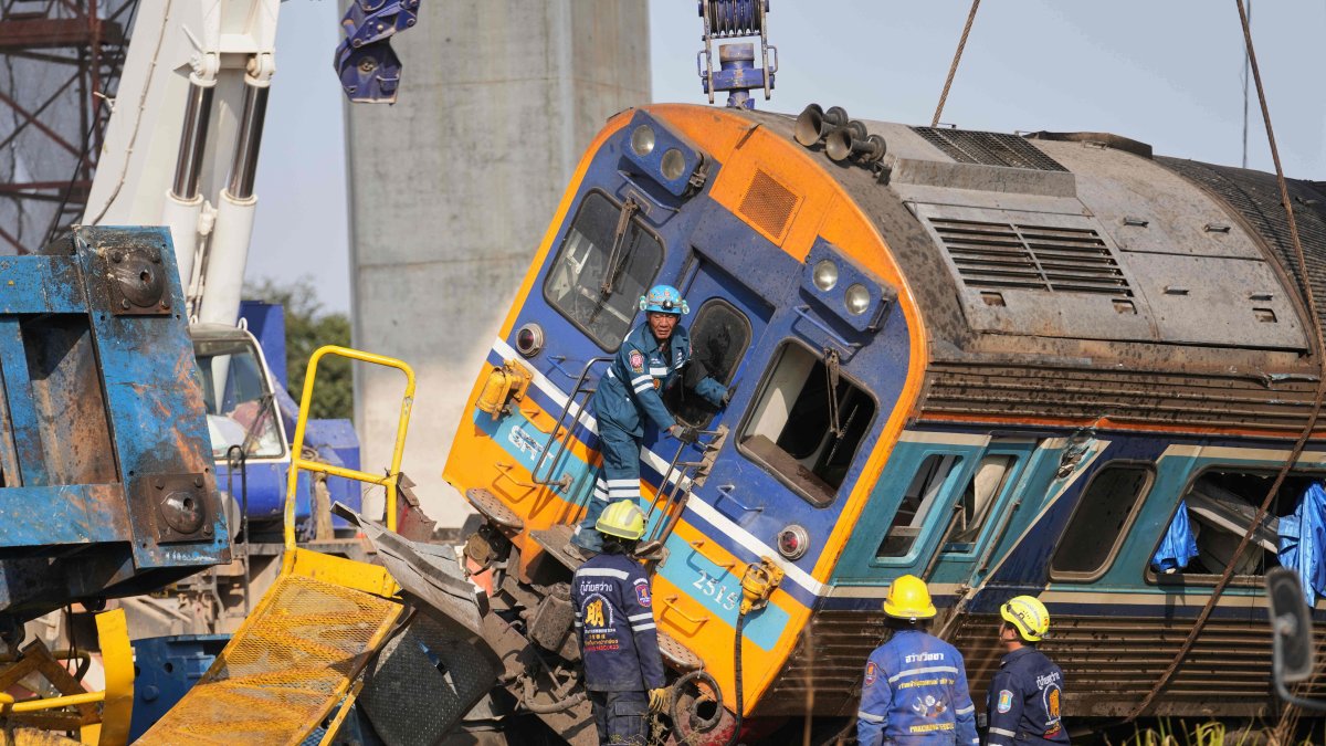 Construction crane falls onto a moving train in Thailand – NBC10 ...
