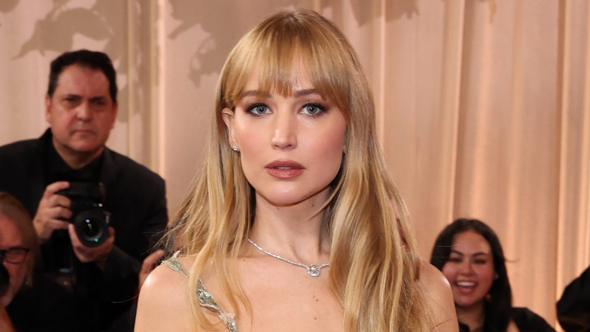 Jennifer Lawrence debuts riskiest look yet at Golden Globes – NBC10 ...
