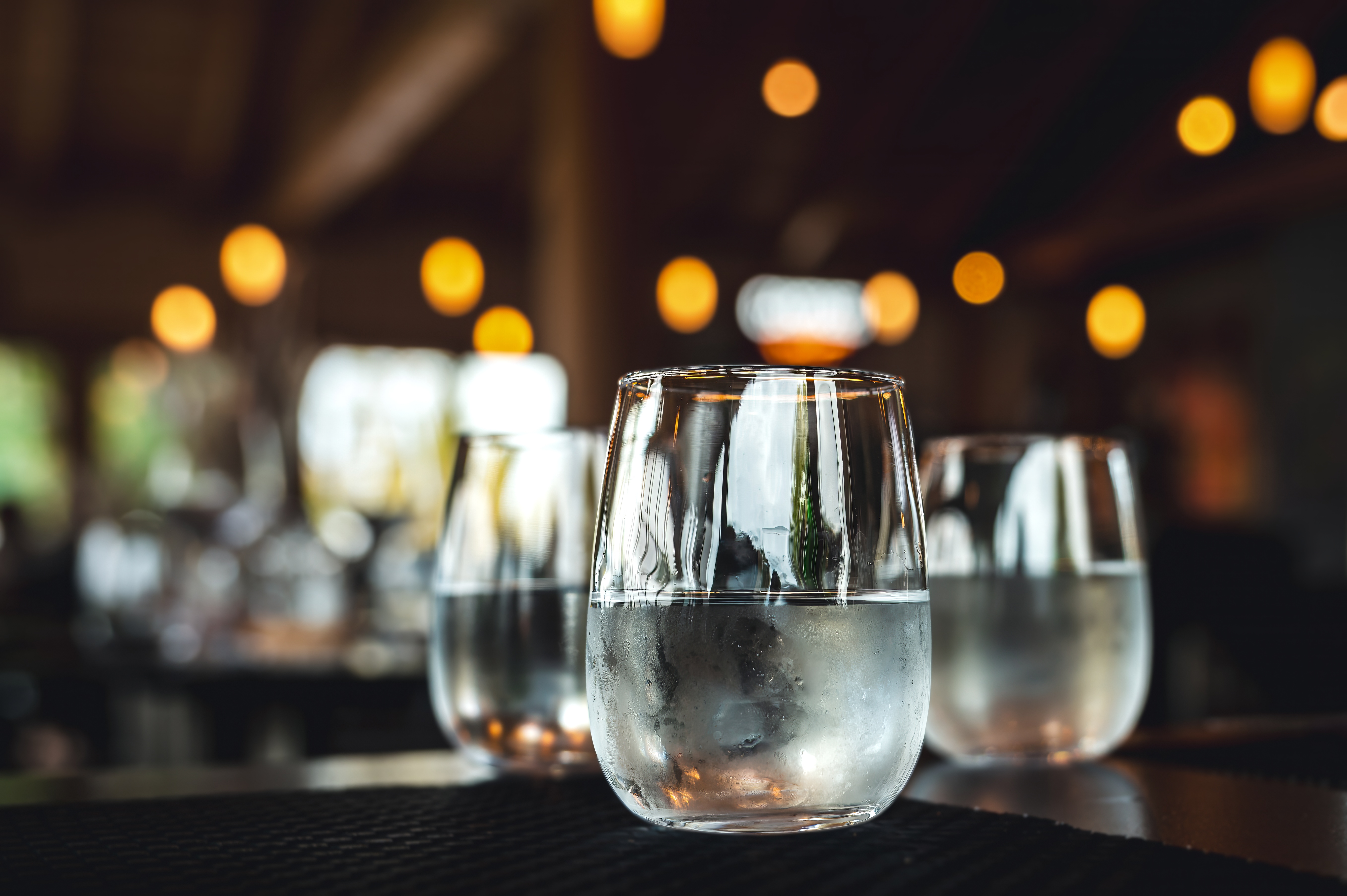 Dry Dining: Restaurants struggle as customers drink less alcohol ...