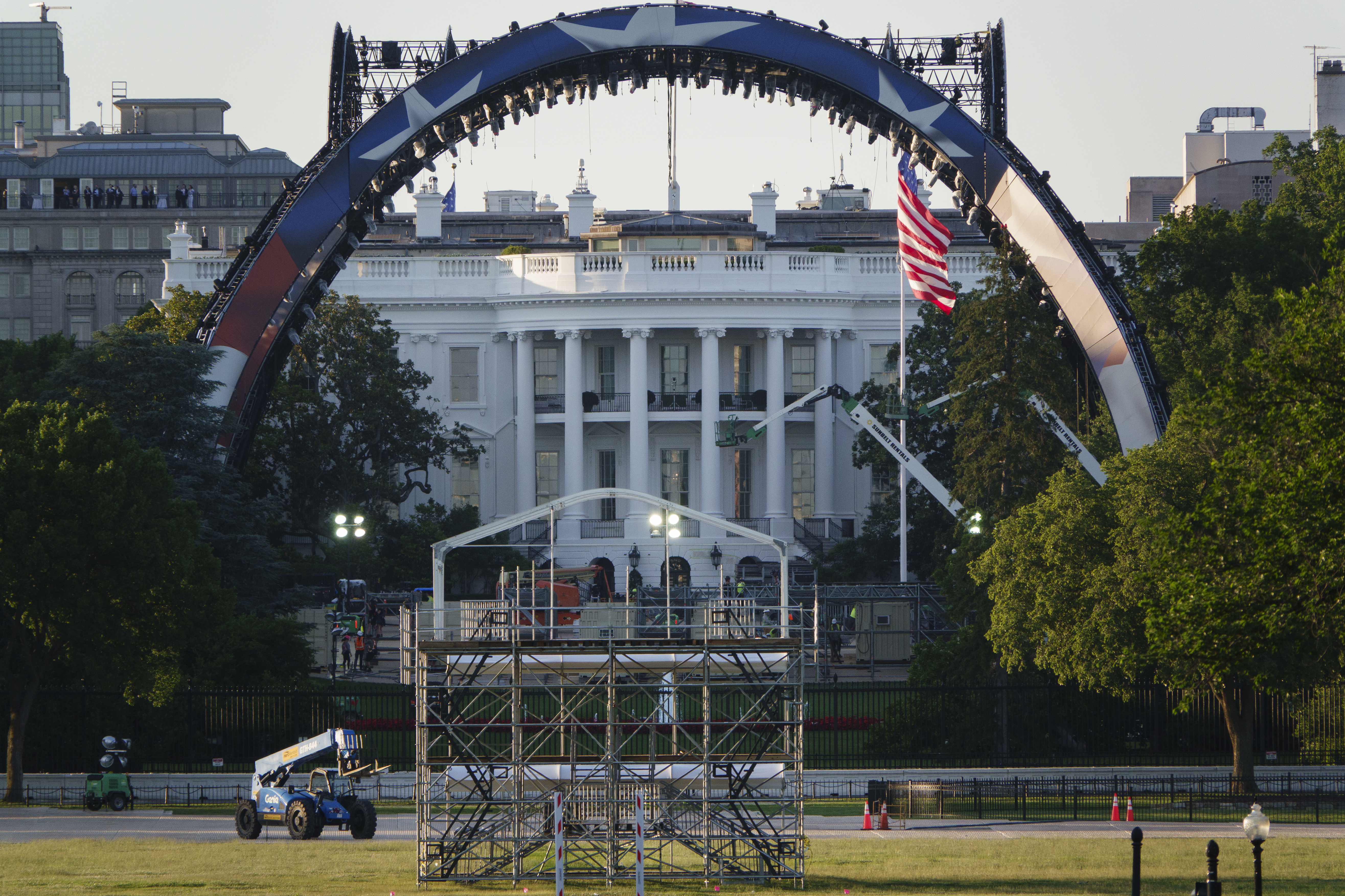 Troops must meet fitness criteria to attend White House UFC event ...